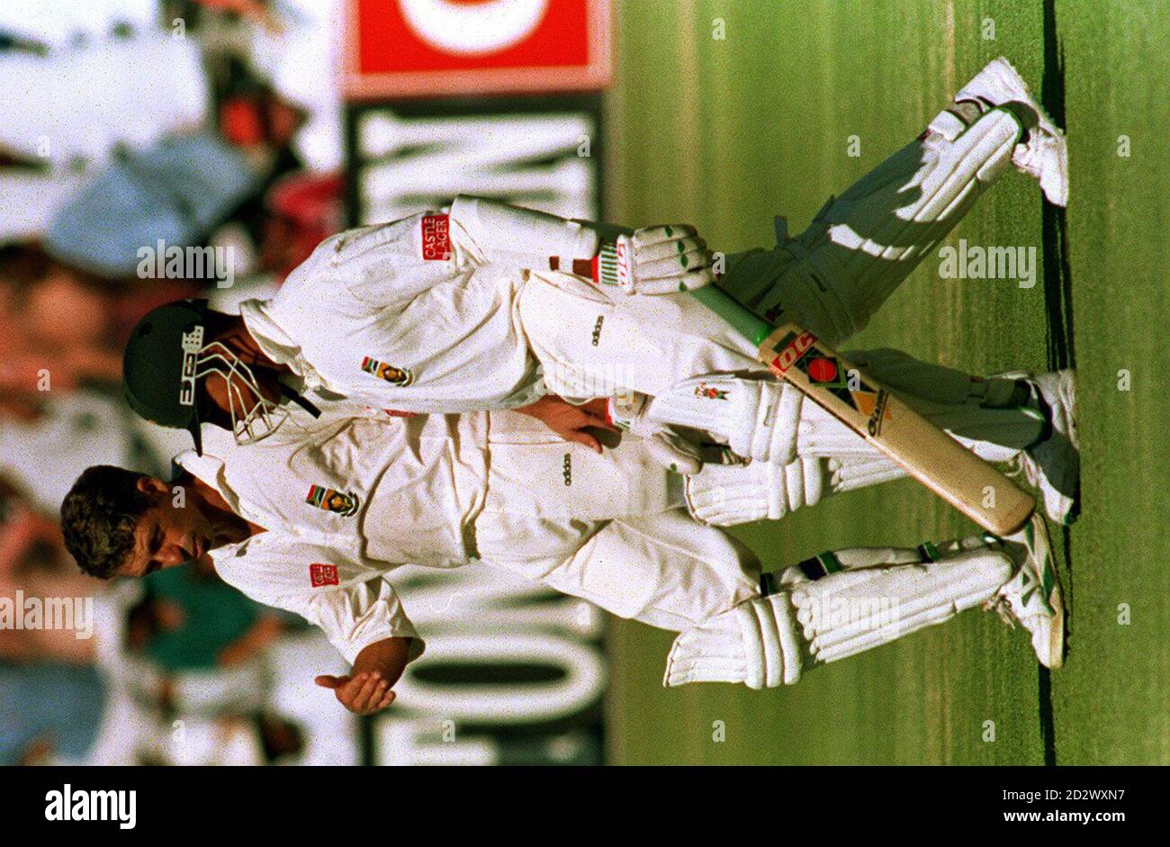 Le batteur sud-africain Dave Richardson donne quelques conseils à Paul ...