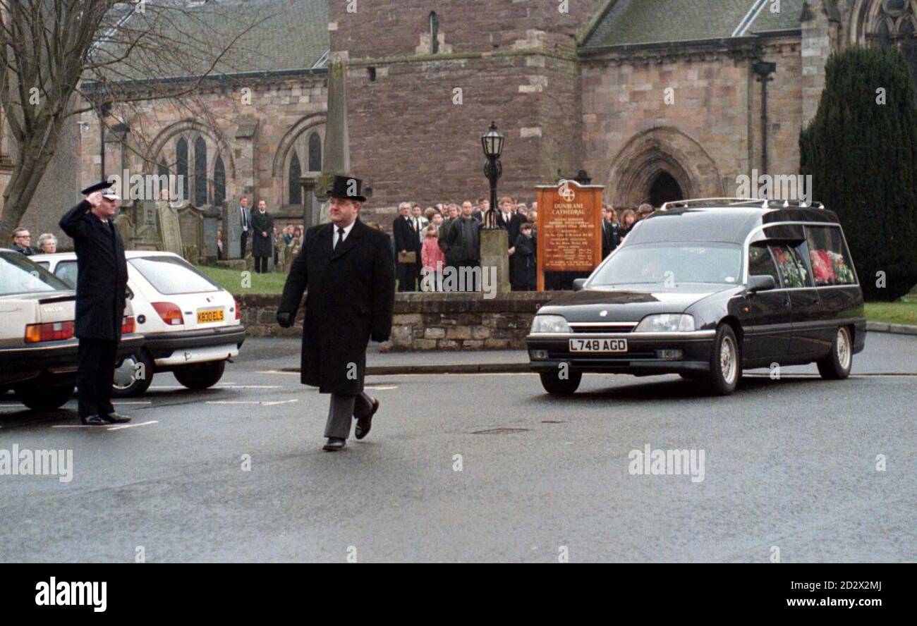 Le cortège funéraire de l'enseignant de l'école primaire de Dunblane ...