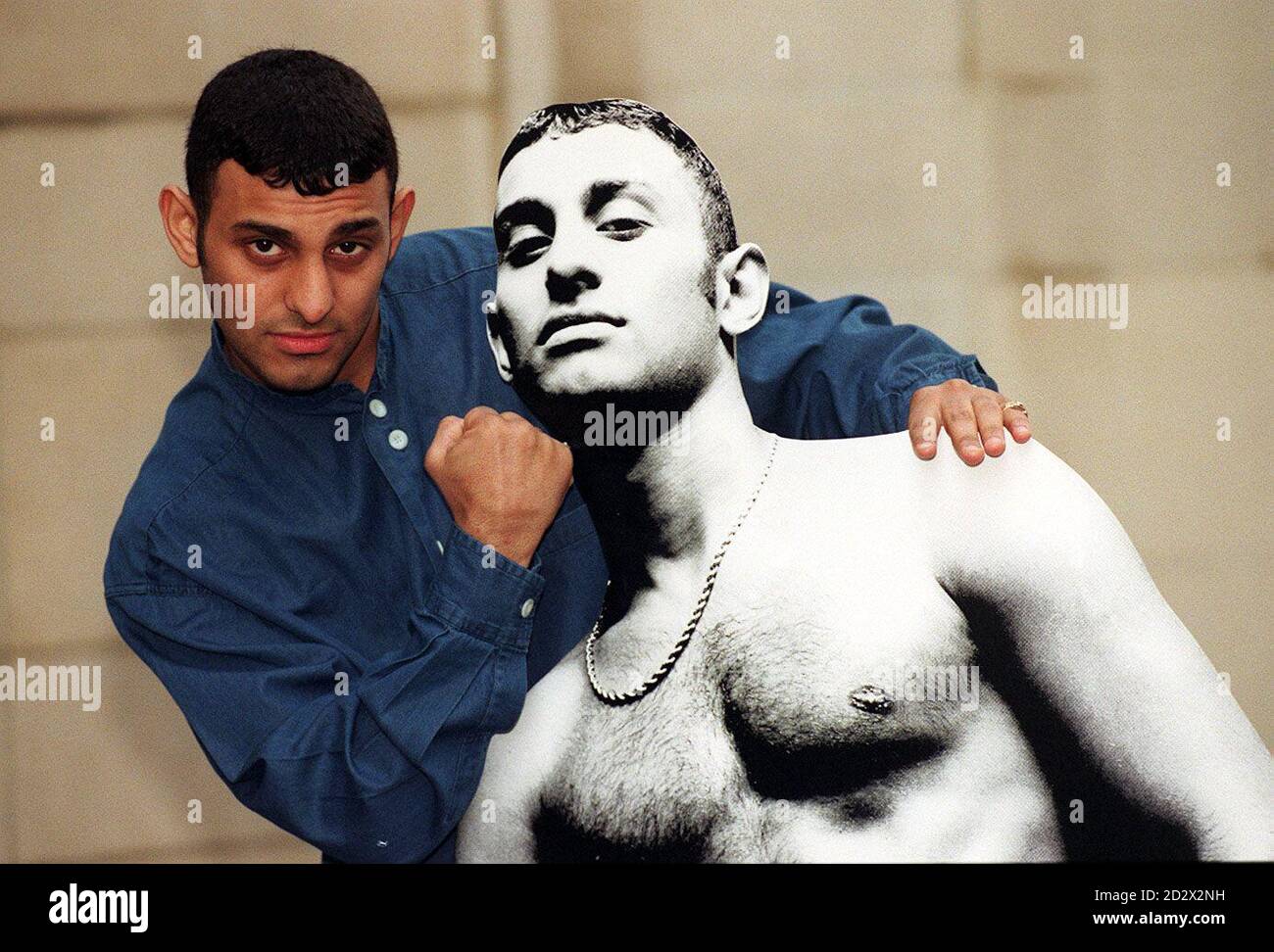 Le champion de boxe 'Prince' Naseem Hamed shadow-boxes avec une image ...