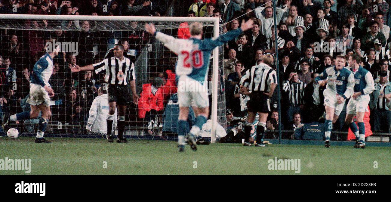 Graham Fenton, de Blackburn (2e à droite), s'éloigne après avoir ...