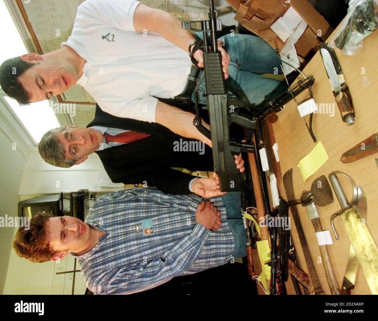 Le secrétaire à l'intérieur de Shadow Jack Straw a vu une carabine d ...