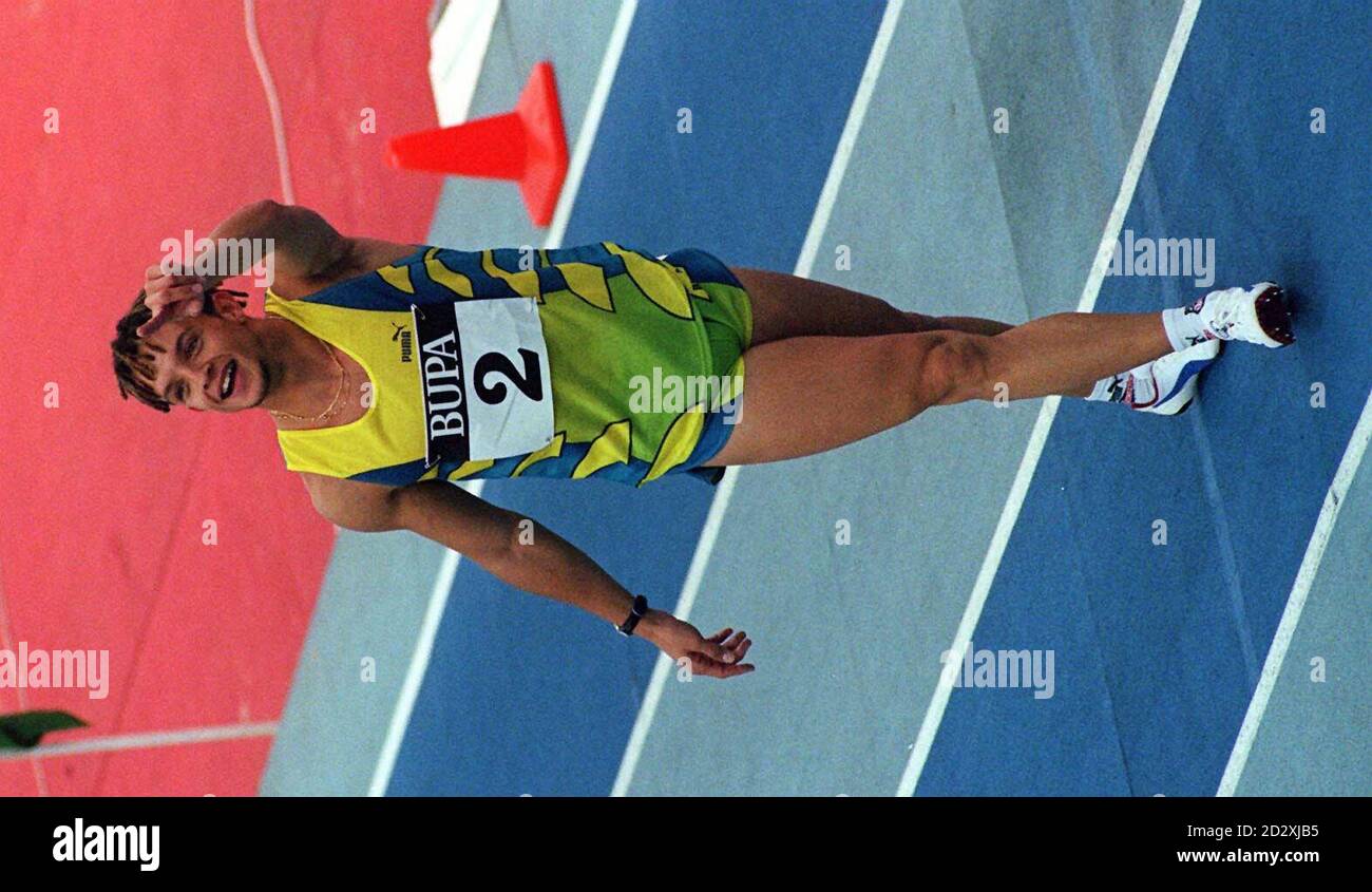 Jamie Baulch salue la foule après sa victoire à la finale du circuit ...