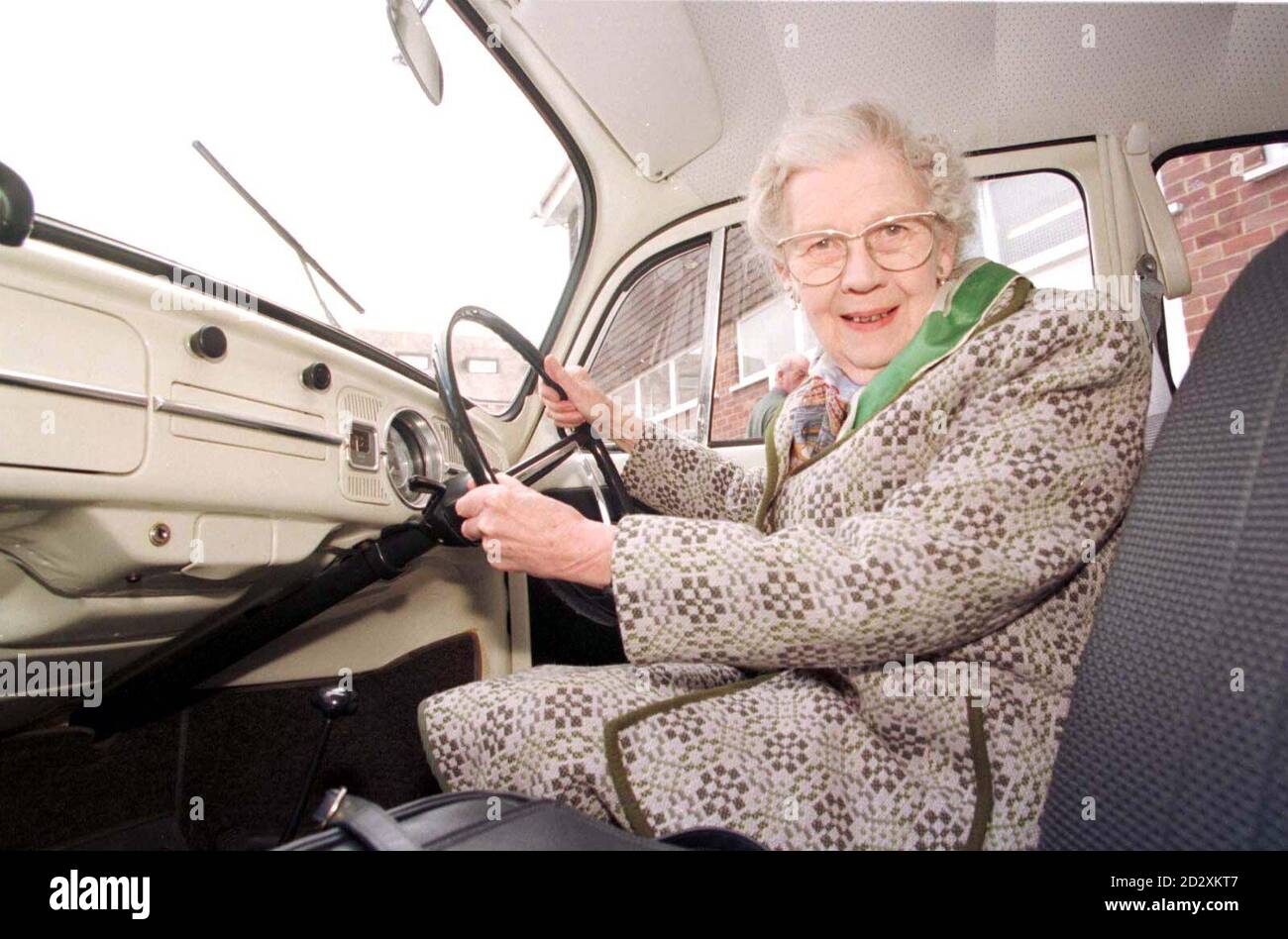 Mlle Phyllis Harding, 80 ans, dans sa Volkswagen Beetle, âgée de 30 ans ...
