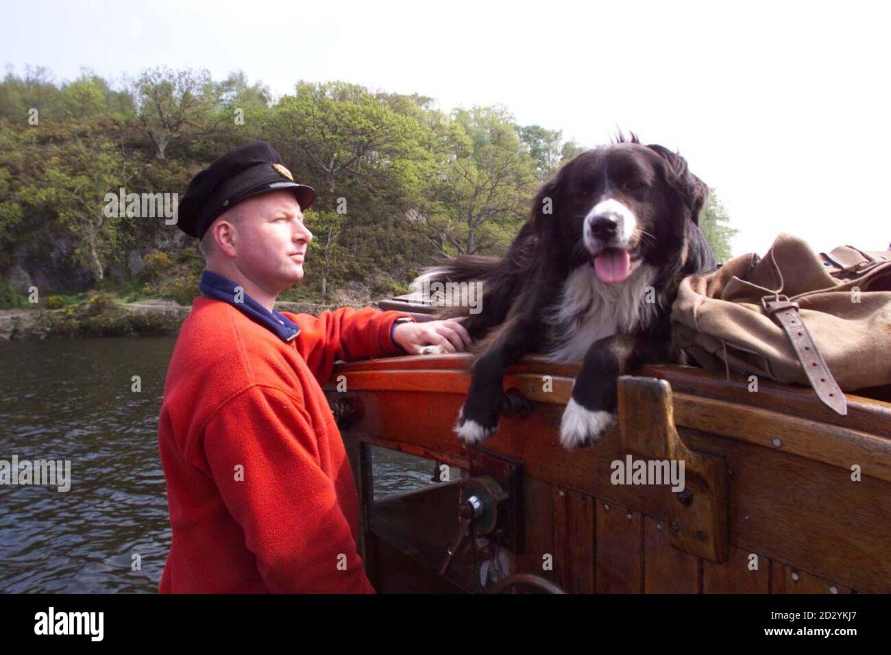 Le postman Sandy Macfarlane avec son chien Kip, après avoir reçu un ...