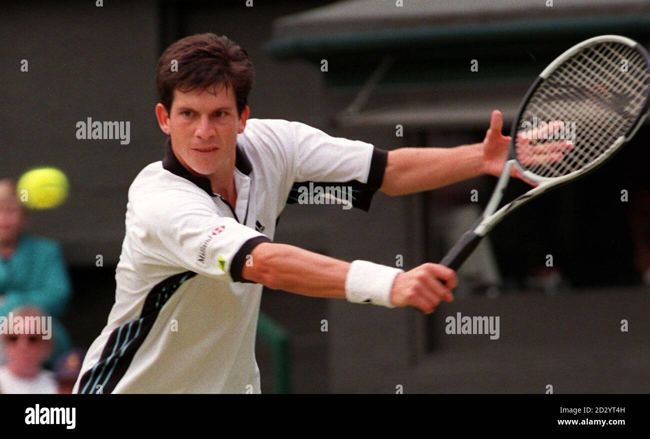 Tim Henman en action (lundi) lors de son 4e match contre Patrick Rafter ...