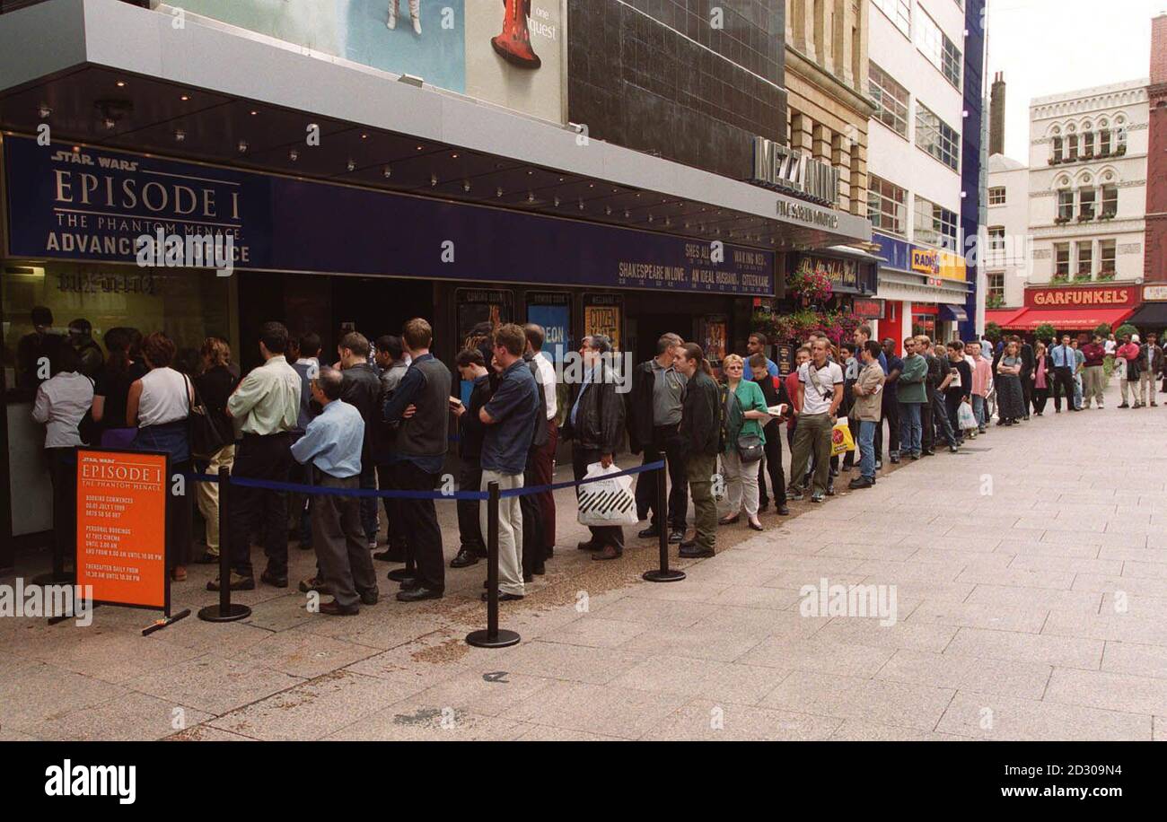 Queue outside cinema star wars Banque de photographies et d’images à ...