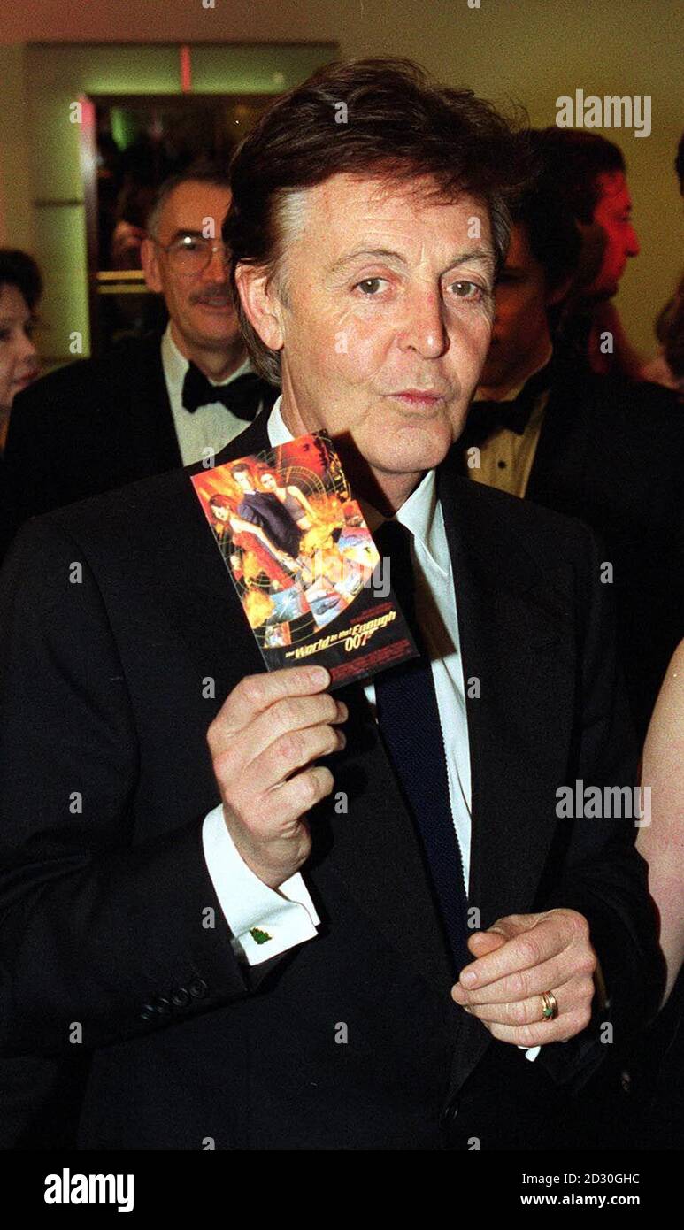 L'ancien Beatle Sir Paul McCartney arrive pour la première Charity ...