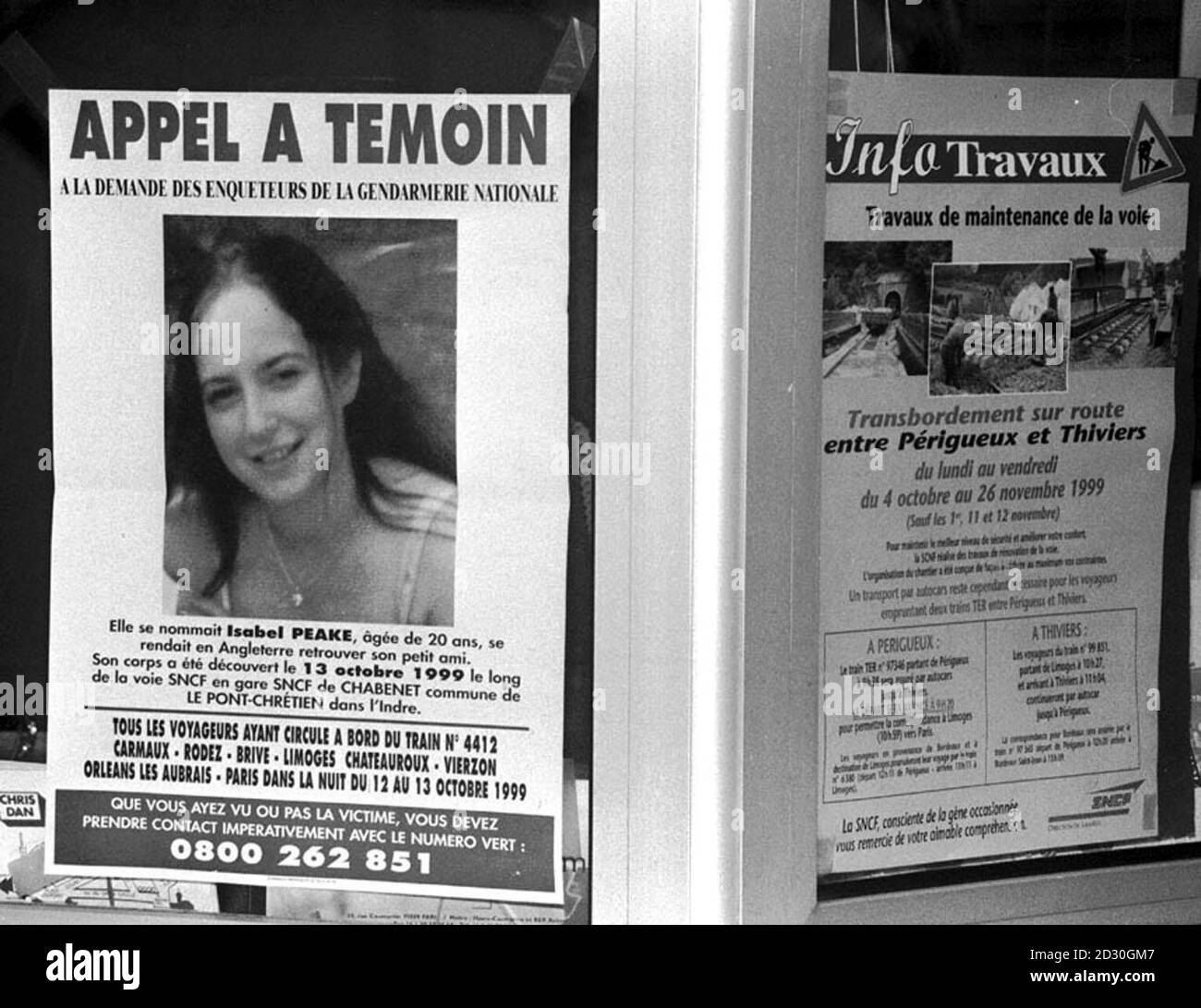 Une affiche de la police française dans une gare sans nom en France ...