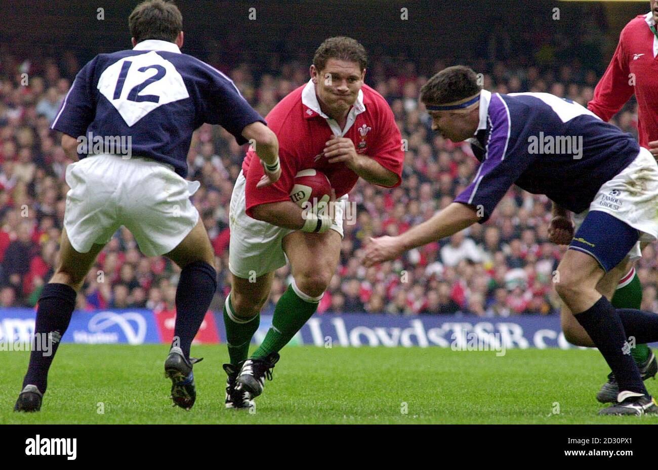 Peter Rogers, du pays de Galles, charge la défense écossaise lors du ...
