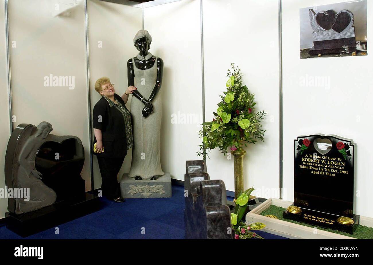 Elaine Bullock, de Worcester, surplombe la statue en granit de la ...