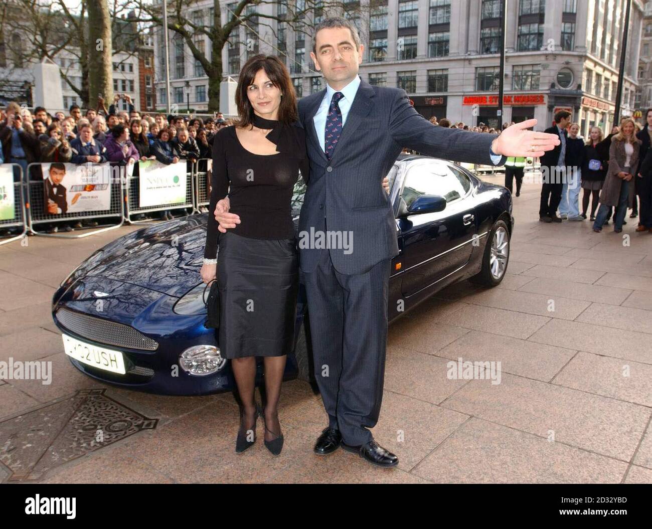 L'acteur Rowan Atkinson et son épouse Sunetra arrivent pour la première ...