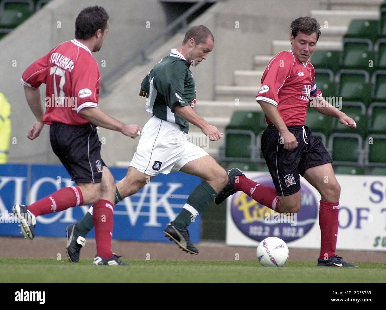 Marino Keith, attaquant de Plymouth (au centre), tire de près, sous la ...