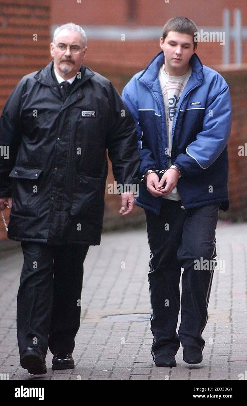 Paul James Smith, 17 ans, quitte la cour des magistrats de Loughborough ...