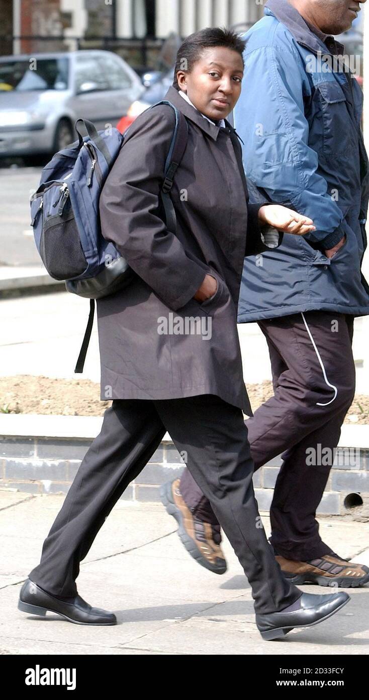 Noella Huggins à l'extérieur d'un tribunal de l'emploi de Cardiff, où ...