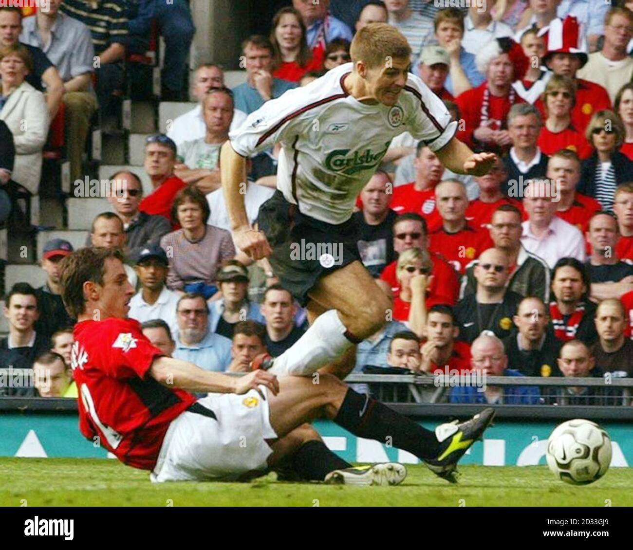 Gary Neville (bas) de Manchester United fait tomber Steven Gerrard de ...