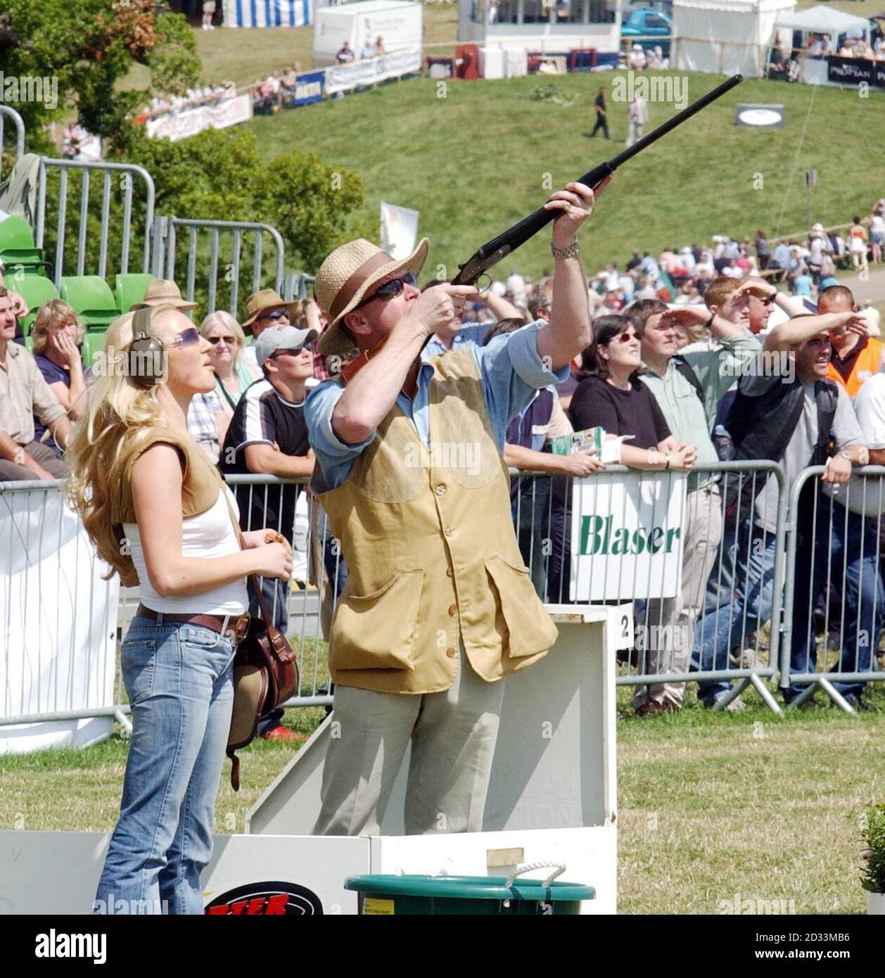 Louise Ridge (à gauche) - une ancienne Miss Grande-Bretagne - regarde ...