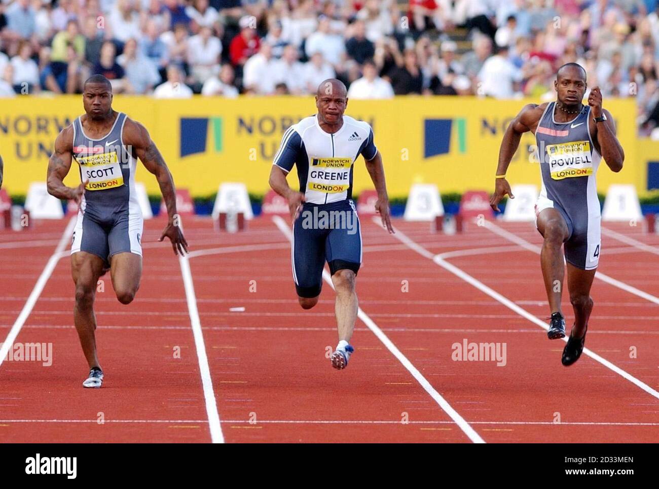 Asafa Powell (à droite), en Jamaïque, sur le chemin de gagner les 100 ...