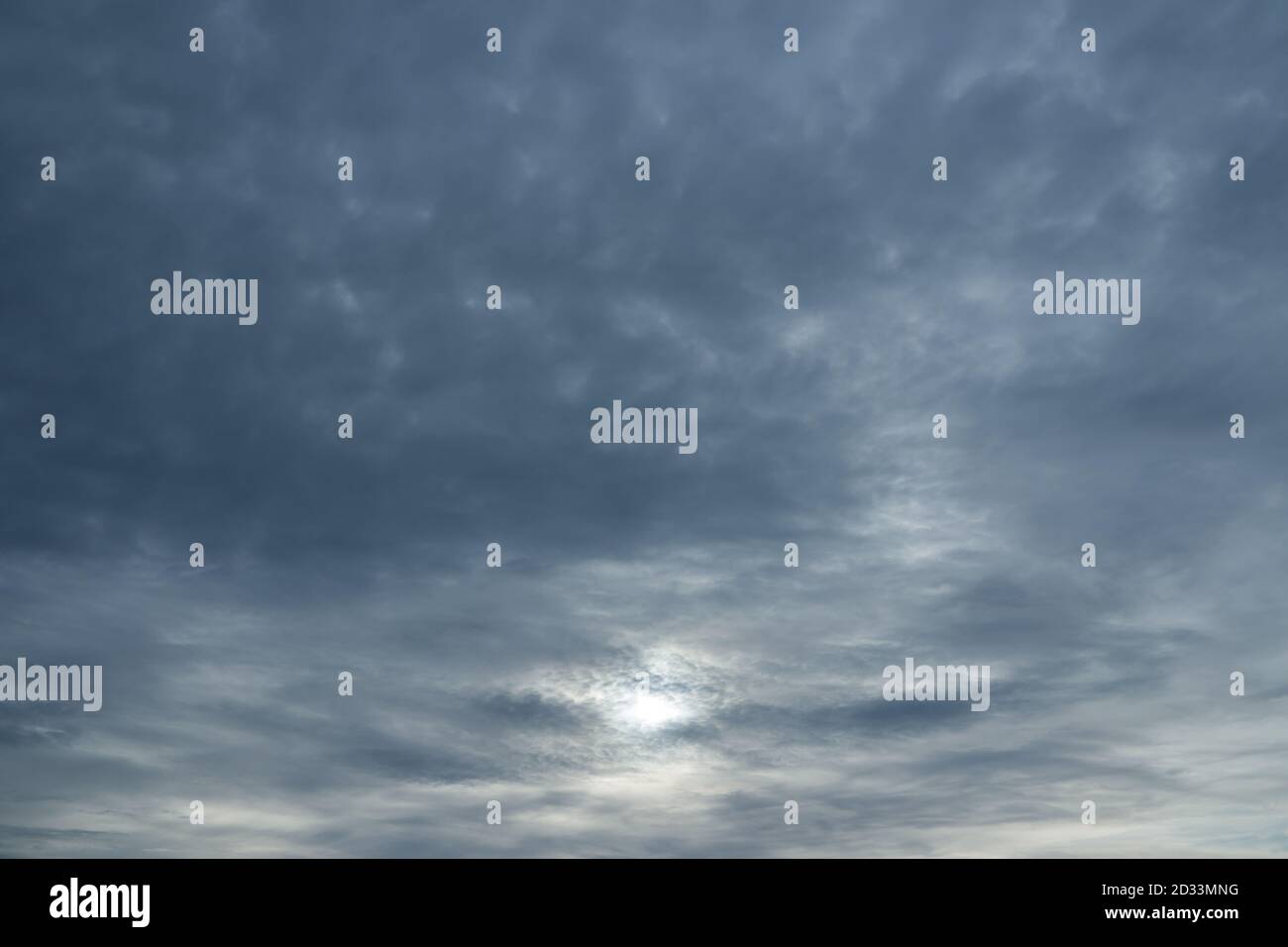 Ciel gris et soleil Banque de photographies et d’images à haute ...