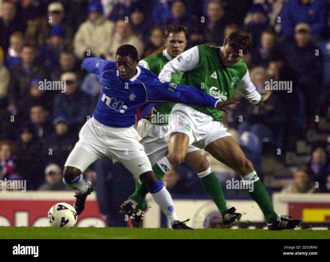 Rangers Russell Laperty (à gauche) retient le Jack Mathias de Hibernian ...