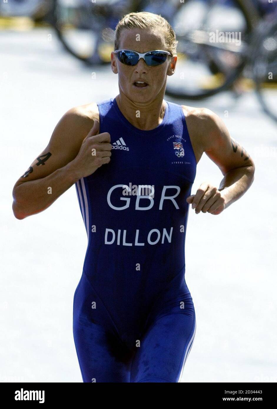 Michelle Dillon, de Middlesex, en Grande-Bretagne, participe au ...