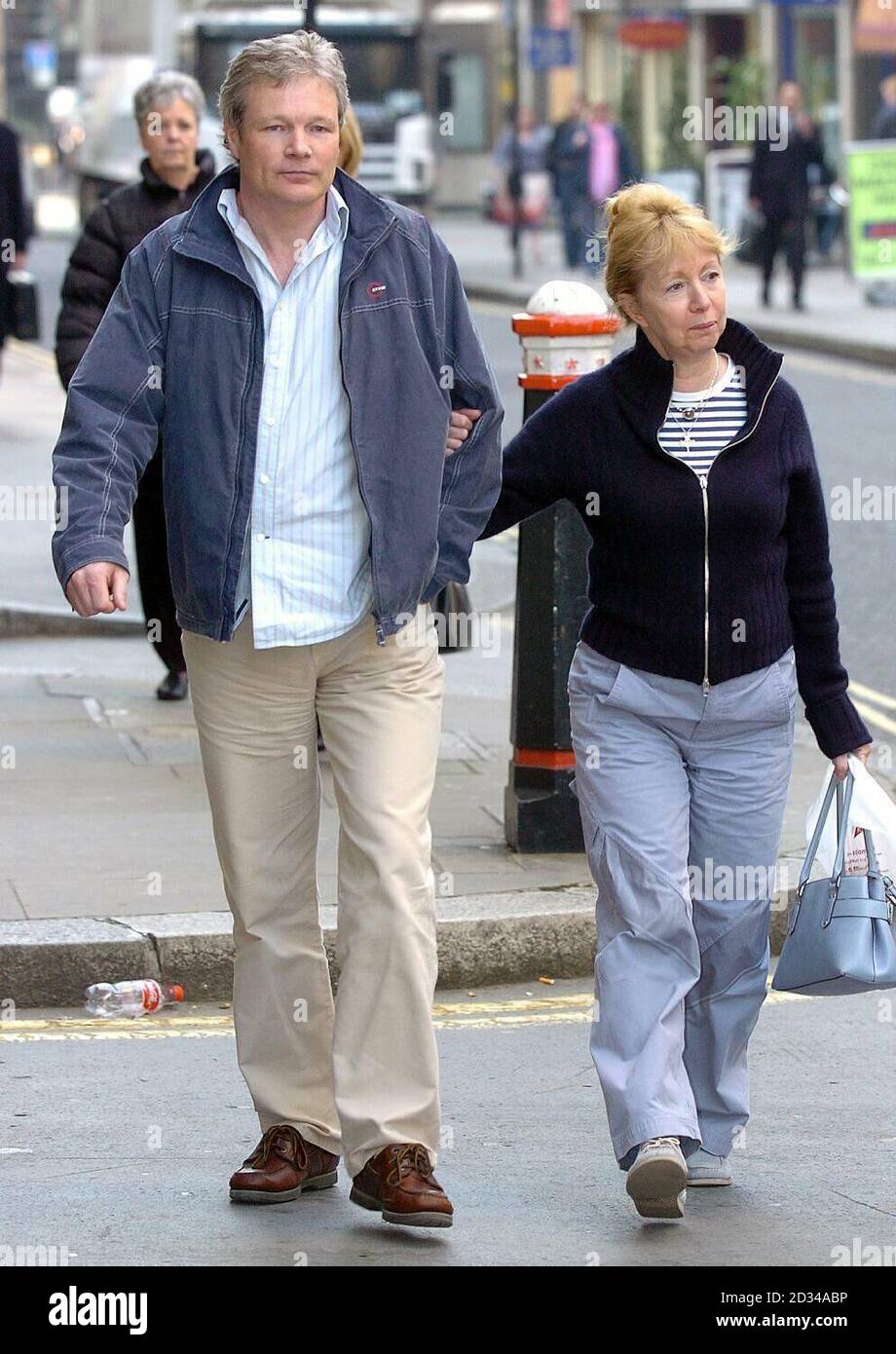 L'ancien professeur d'école Sion Jenkins arrive avec sa nouvelle femme ...
