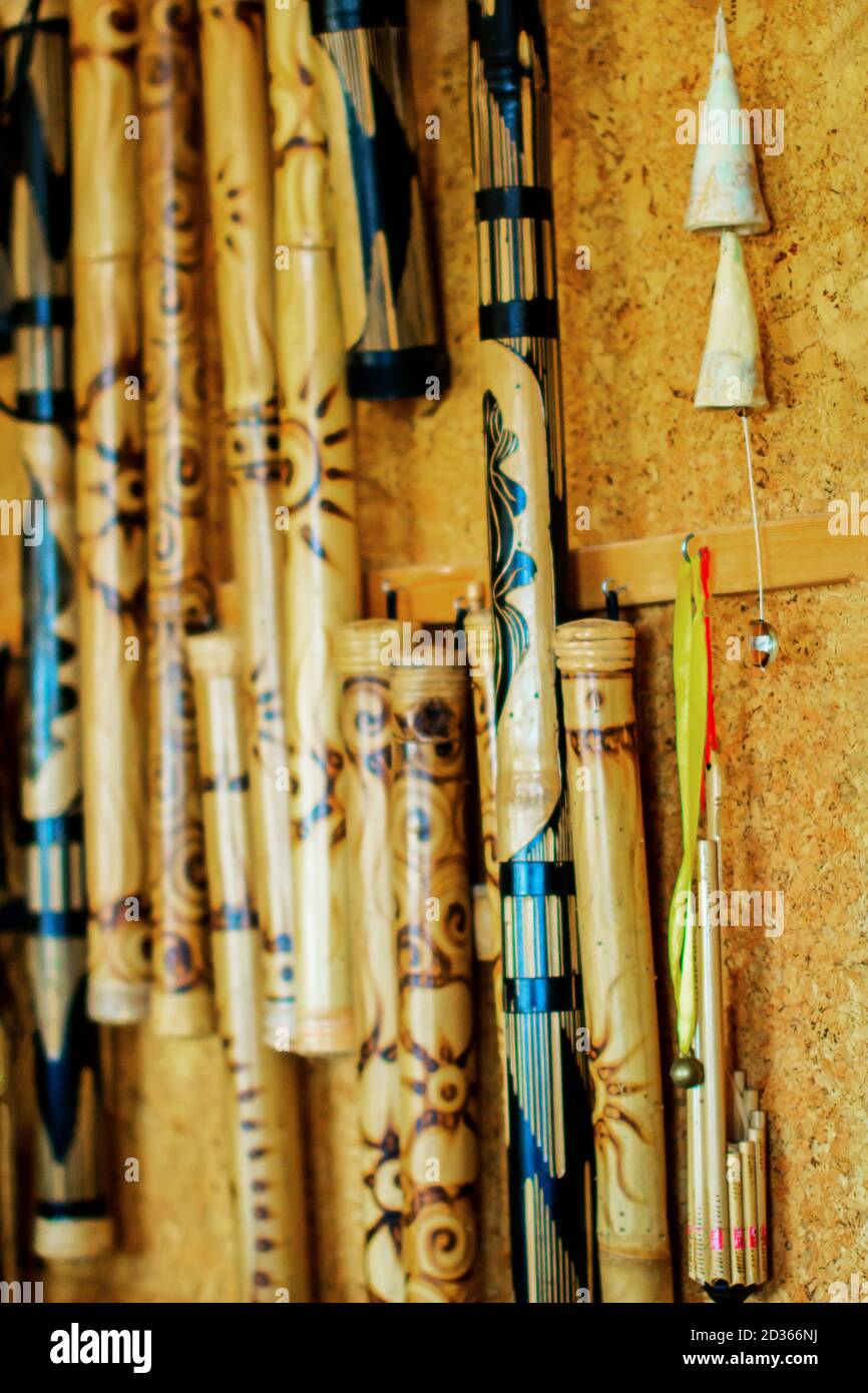 Les flûtes ethniques des peuples du monde sont accrochées au mur ...
