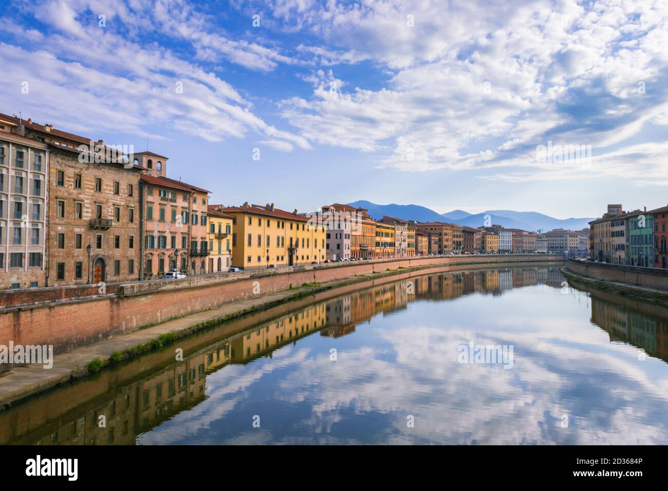 Vue sur la rivière Arno bordée de bâtiments colorés dans la ville de ...