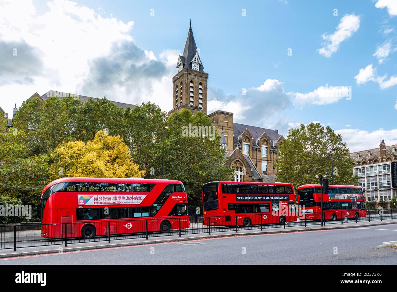 Trois bus rouges Banque de photographies et d’images à haute résolution ...
