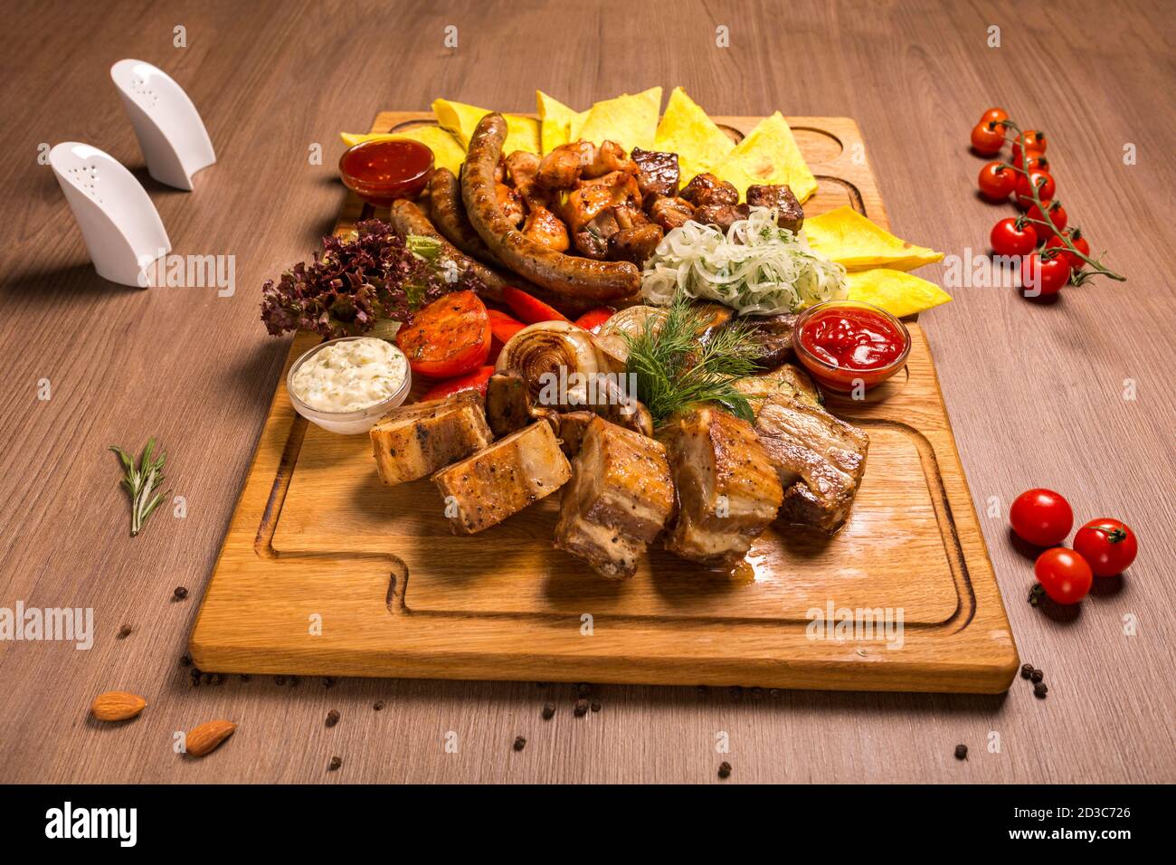 Saucisses de porc sur planche de bois Banque de photographies et d’images à haute résolution - Alamy
