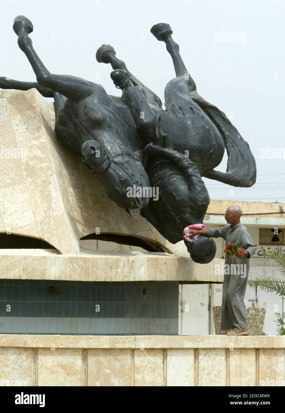 Saddam Hussein Statue 2003 Banque d'image et photos - Alamy