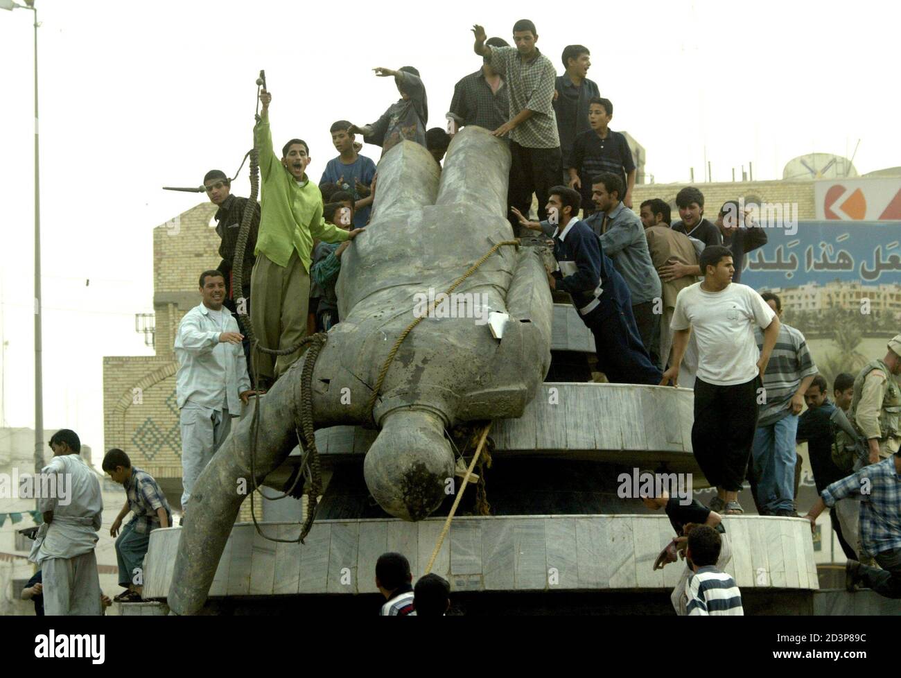 Saddam Hussein Statue 2003 Banque d'image et photos - Alamy