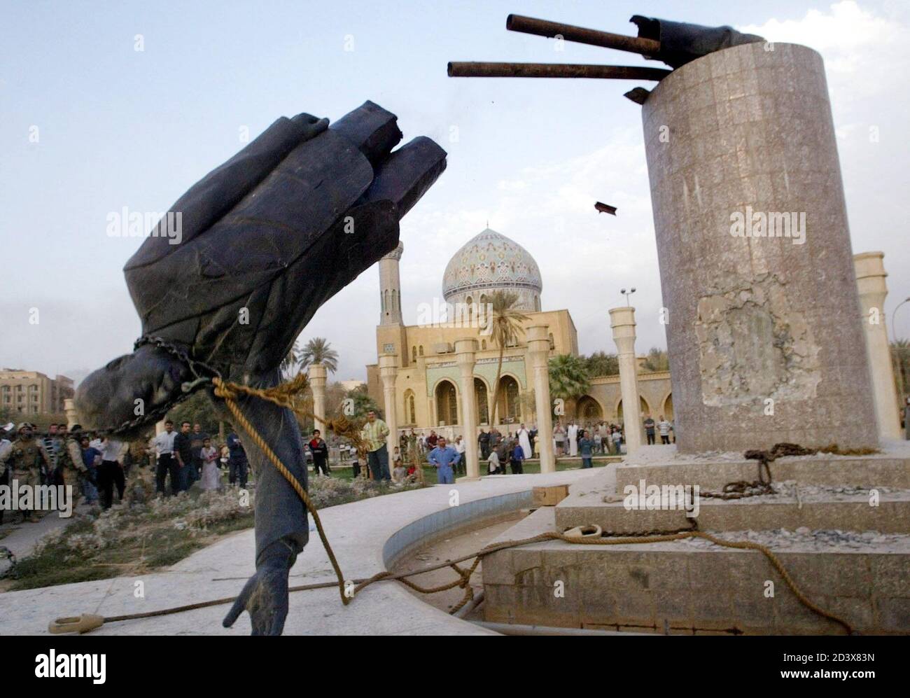 Saddam Hussein Statue 2003 Banque d'image et photos - Alamy
