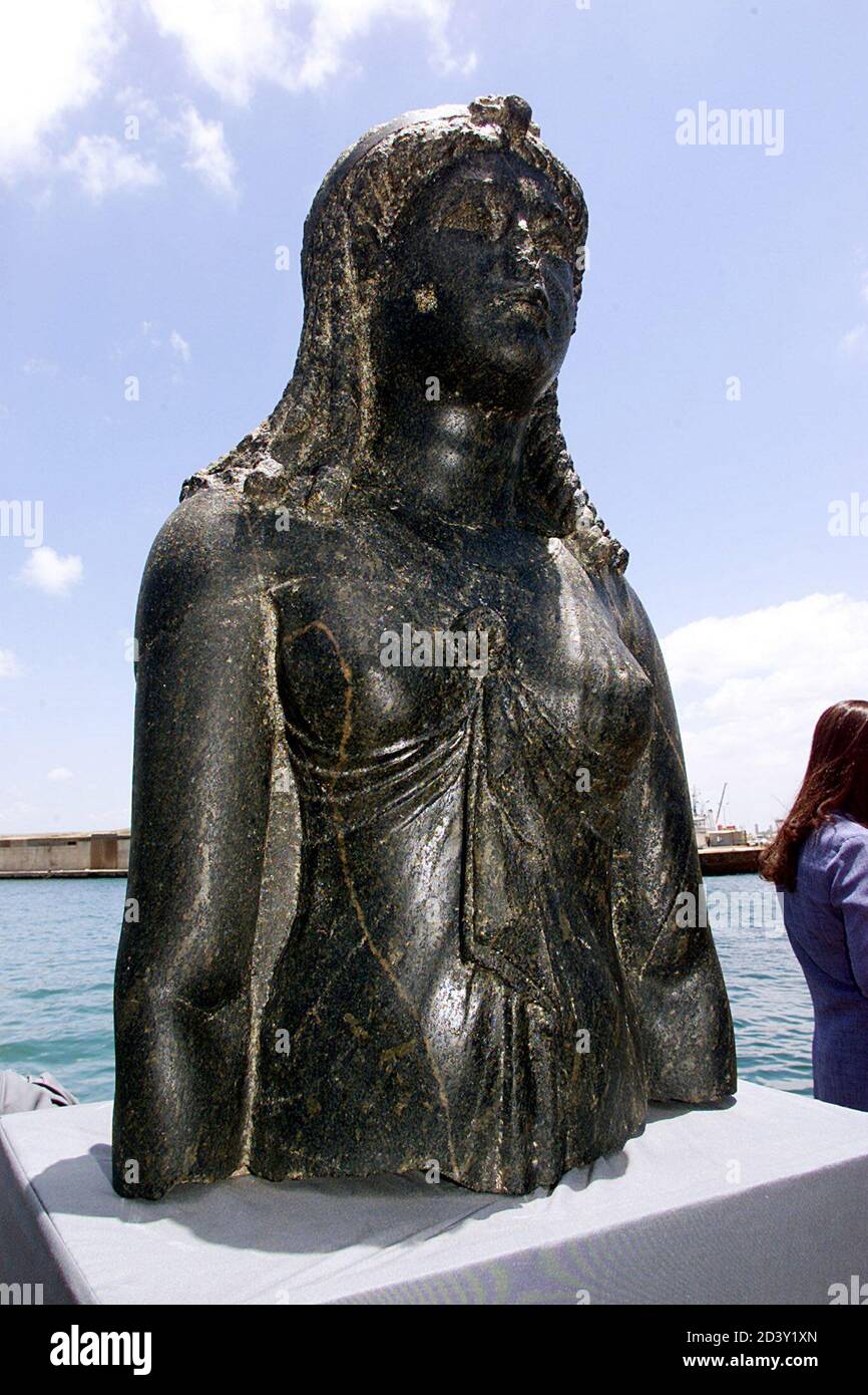 Statue of a goddess of ancient egypt Banque de photographies et d ...