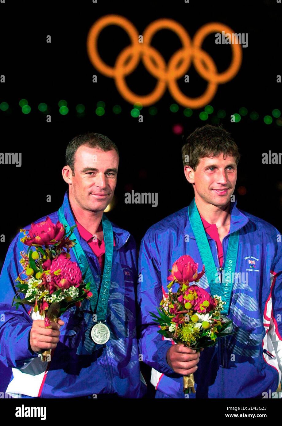 Les médaillés d'argent olympiques Ian Barker (L) et Simon Hiscocks (R) de Grande-Bretagne posent ...