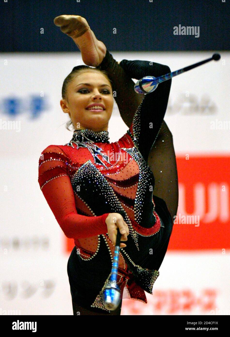 La Championne Du Monde Alina Kabaeva Peforms Avec Ses Clubs Aux