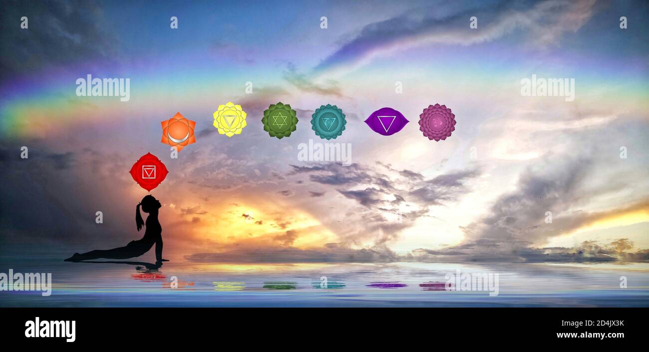 Arrière-plan spirituel avec chakras, silhouette humaine et géométrie ...