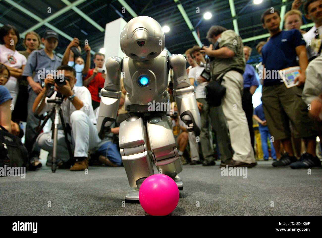 Robot kick soccer ball Banque de photographies et d’images à haute ...