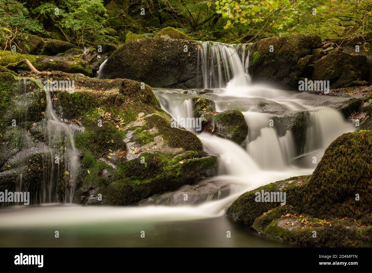 Longue exposition d'une cascade sur l'eau de chêne de Hoar rivière à Watersmeet dans le parc ...