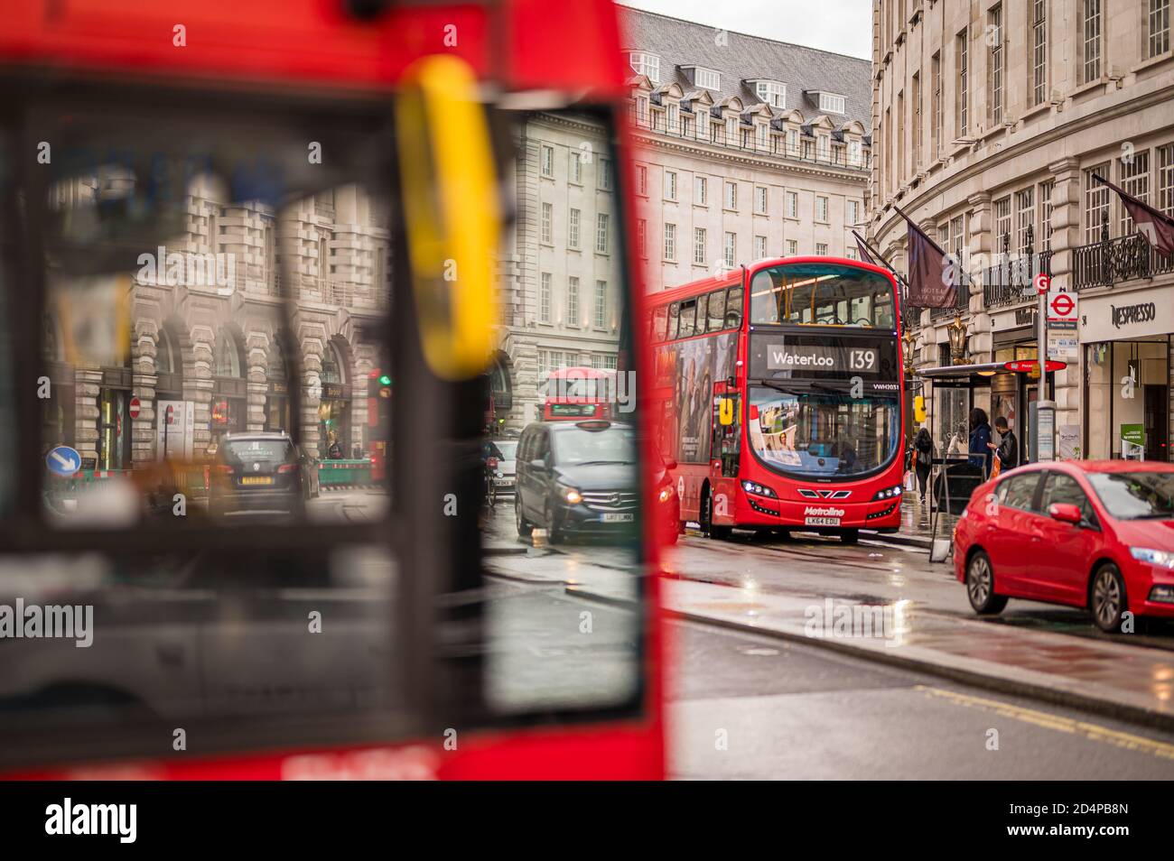 Bus rouges à londres Banque de photographies et d’images à haute ...