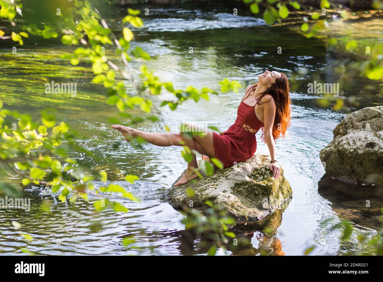 Femme aux pieds nus assise sur un Banque de photographies et d’images à haute résolution - Page ...