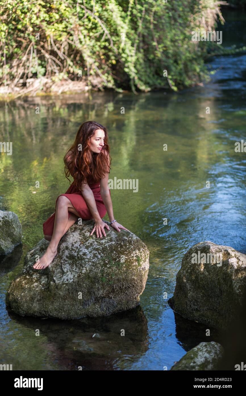 Femme aux pieds nus assise sur un Banque de photographies et d’images à haute résolution - Alamy