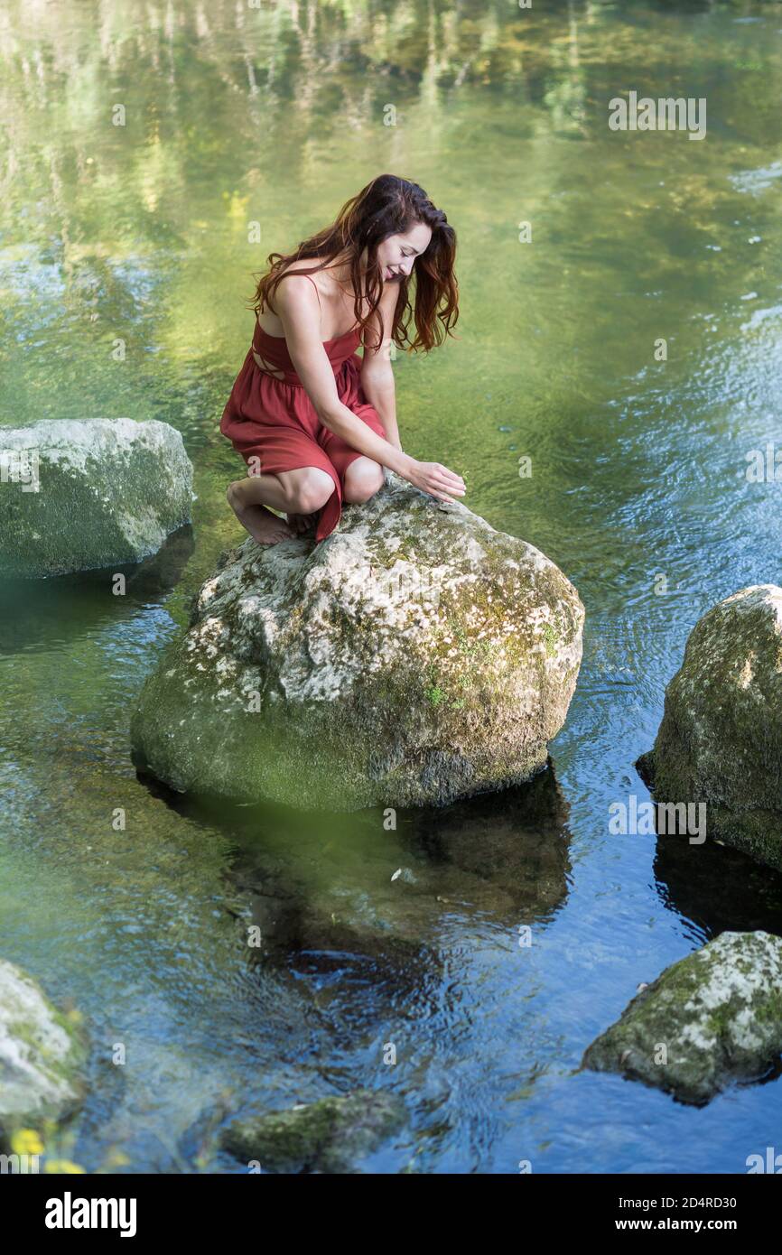 Femme aux pieds nus assise sur un Banque de photographies et d’images à haute résolution - Alamy