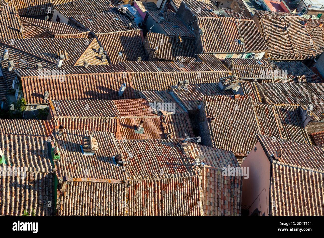 Toits carrelés et pots de cheminée d'un ancien village de ville ...