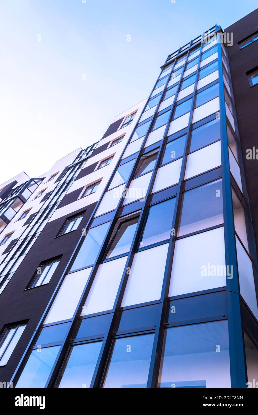 Grand immeuble moderne Banque de photographies et d’images à haute ...