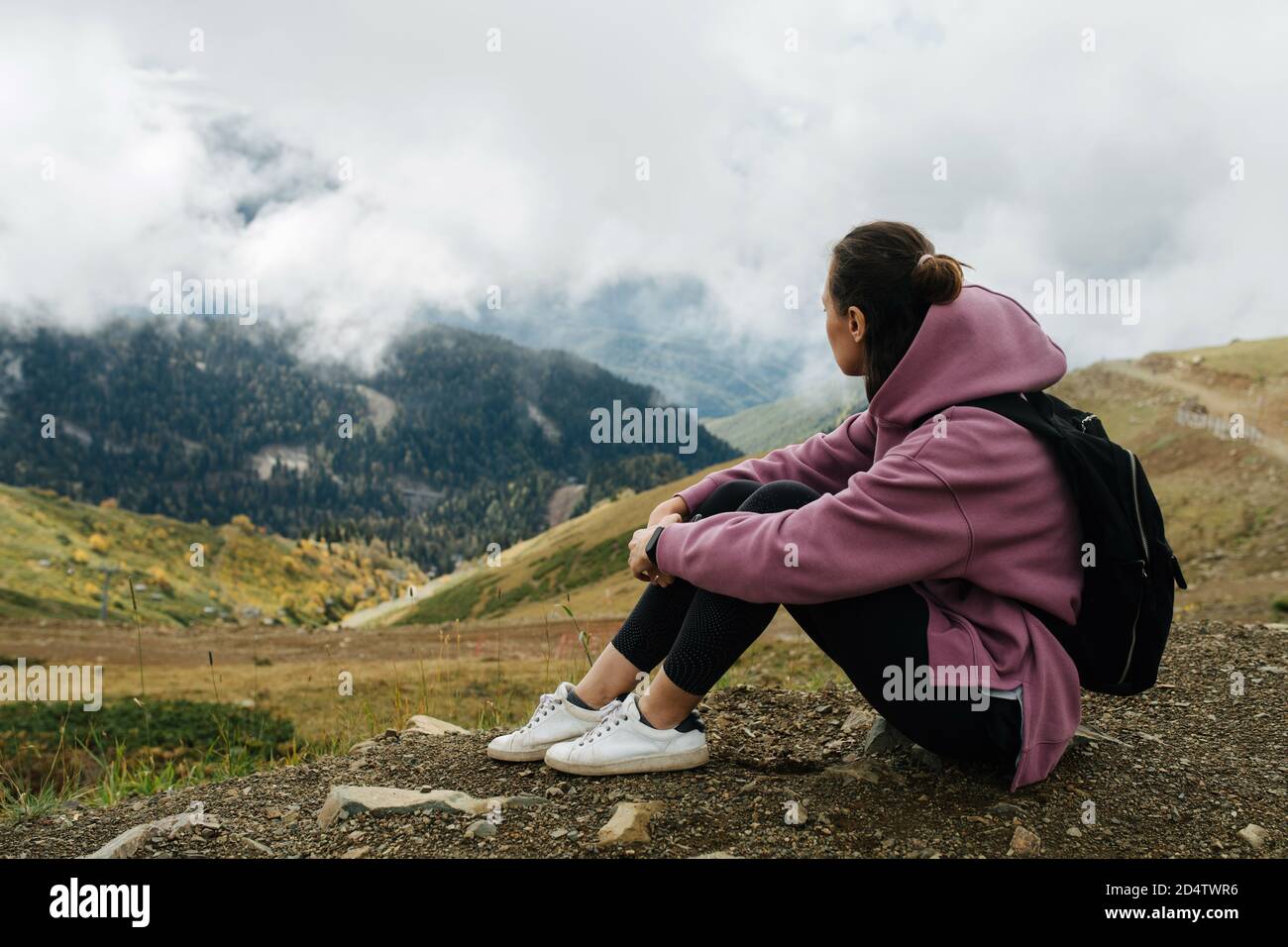 Femme Assise Au Sol Banque De Photographies Et Dimages à Haute