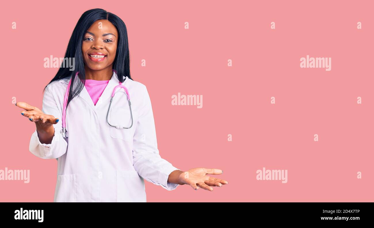 Jeune femme afro-américaine portant un stéthoscope de docteur souriant ...