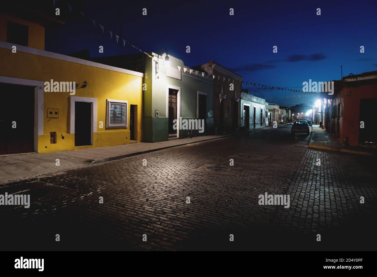 Rue traditionnelle du dôme mexicain avec bâtiments coloniaux et petits ...