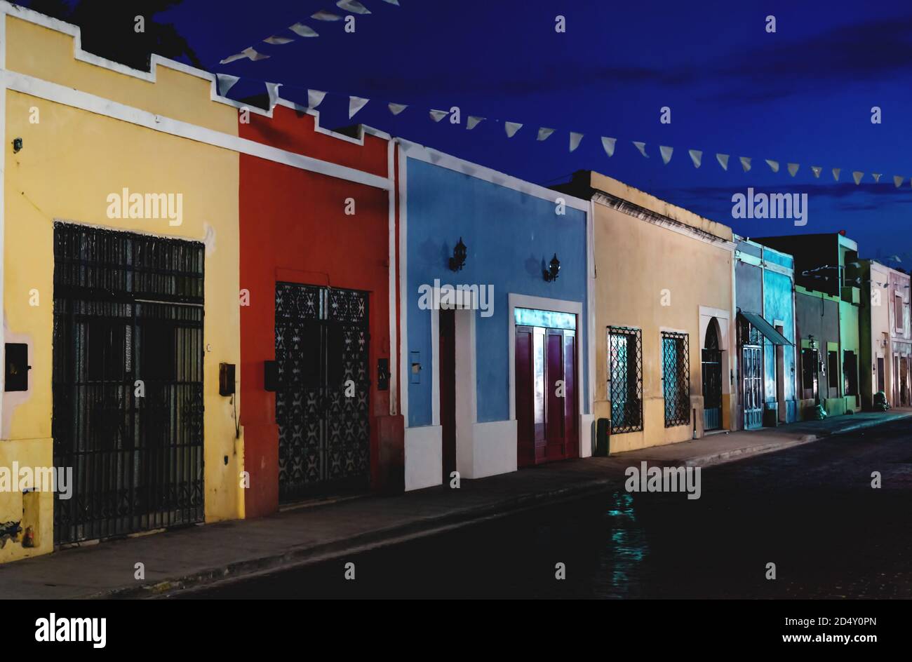 Rue traditionnelle du dôme mexicain avec des bâtiments coloniaux ...