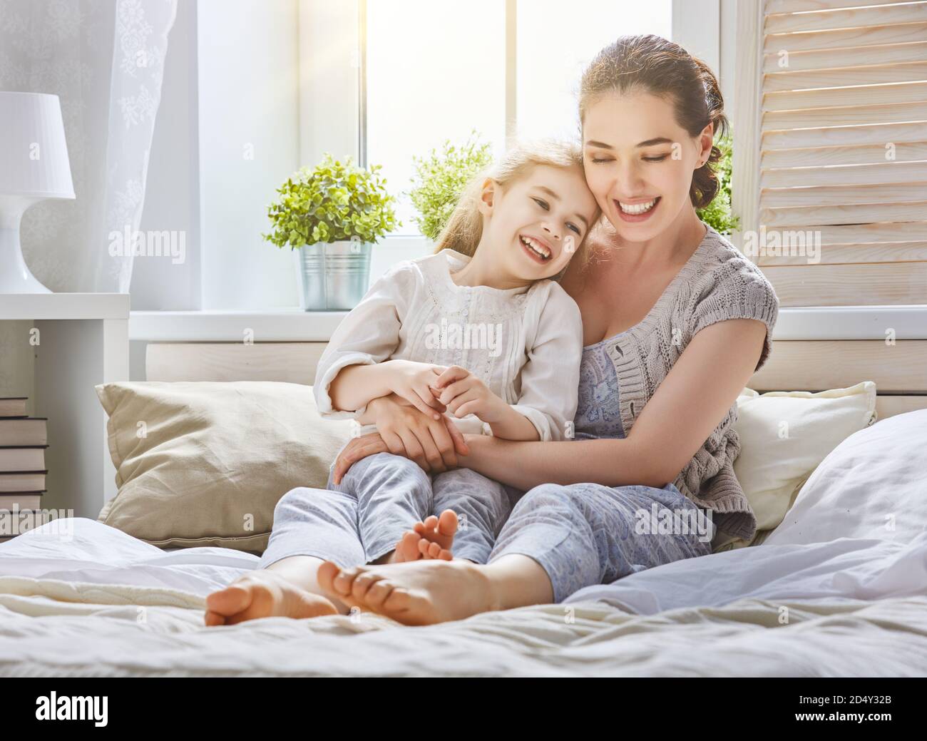 Bonne fête des mères ! Maman et sa fille fille fille fille jouent, sourient et embrasent ...