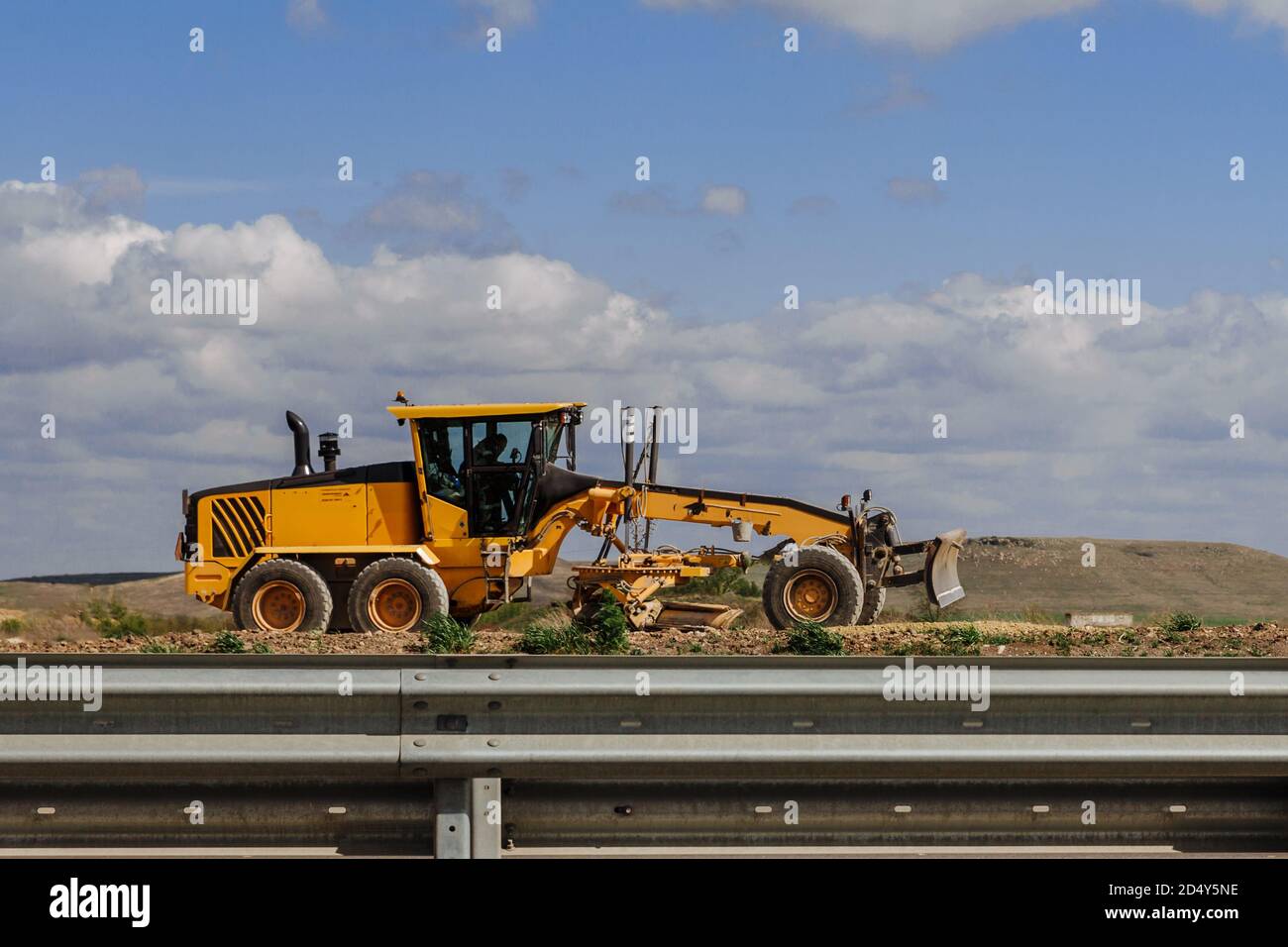 Niveleuse jaune. Construction de routes de niveleuse, machine ...